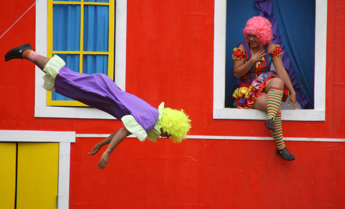 Vliegende clowns met acrobatische trucs - GIRLSLABEL