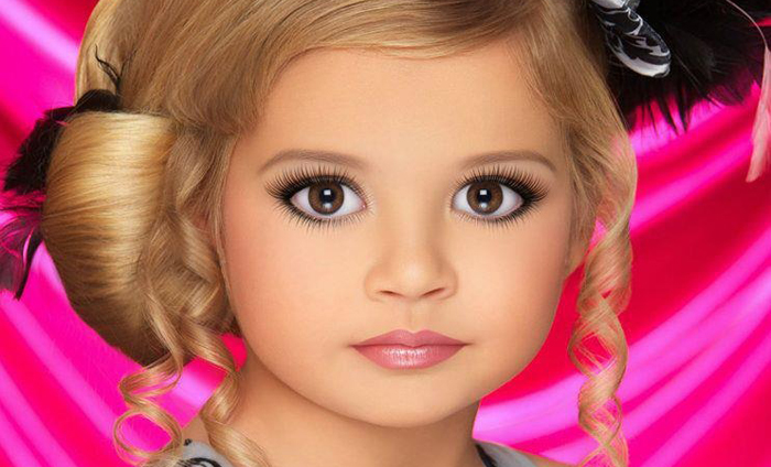 Mini MISs Verkiezing l Vierjarige peuters als levende Barbies