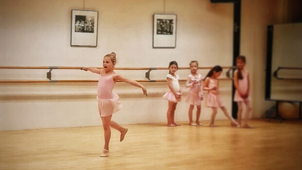 Poederroze ballet meisjes in prachtige tutu's - Mijn dochter wil op ballet